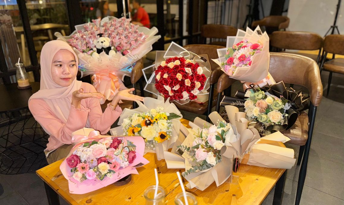 Naficture: Dari Hobi Jadi Cuan, Buket Bunga Karya Nafisah Jadi ...